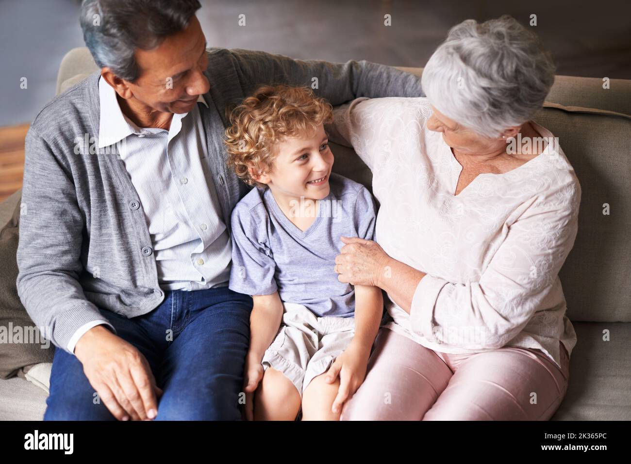 Der alte mann und sein enkel -Fotos und -Bildmaterial in hoher Auflösung – Alamy