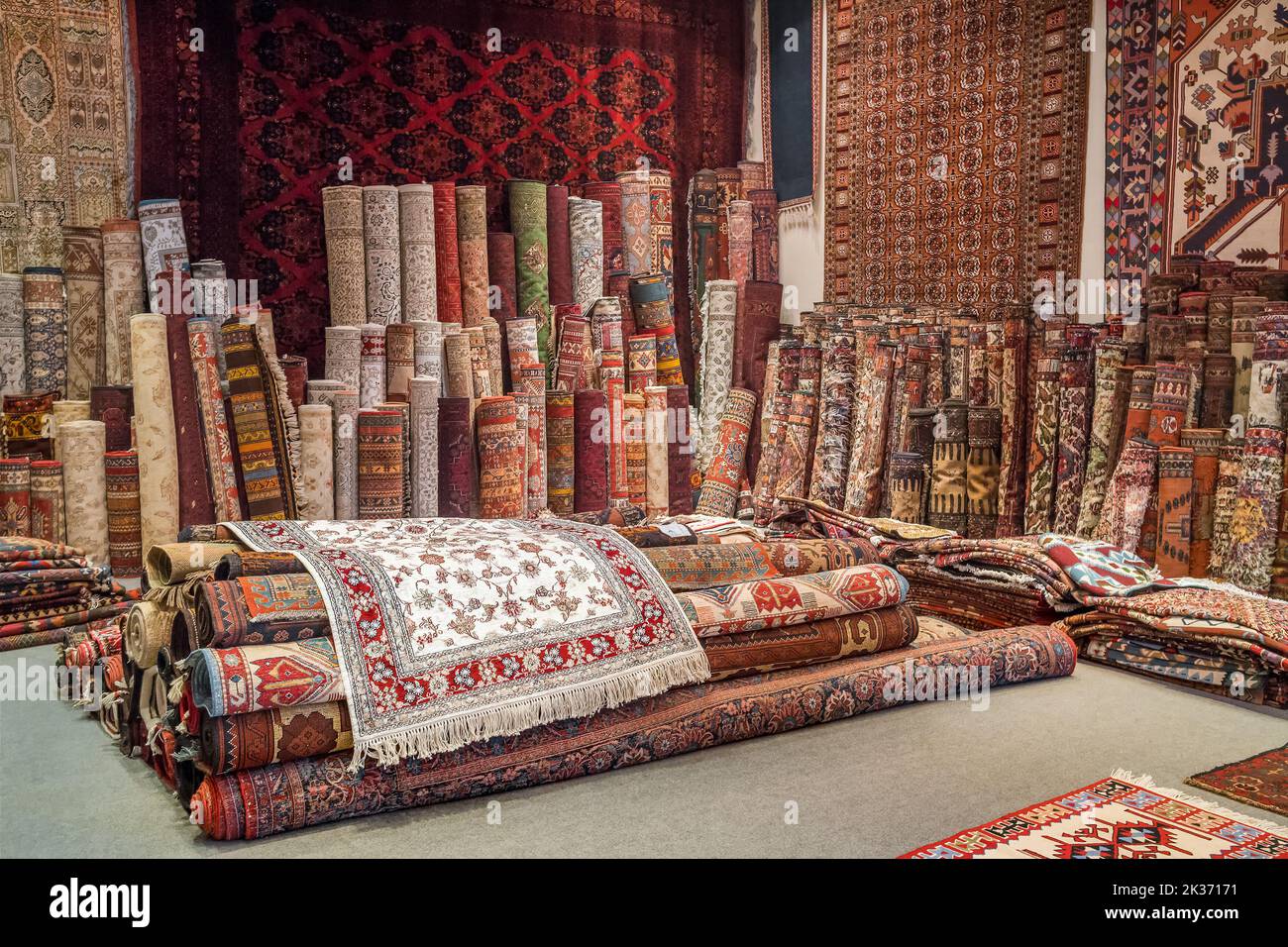 Red oriental persian carpet texture -Fotos und -Bildmaterial in hoher ...