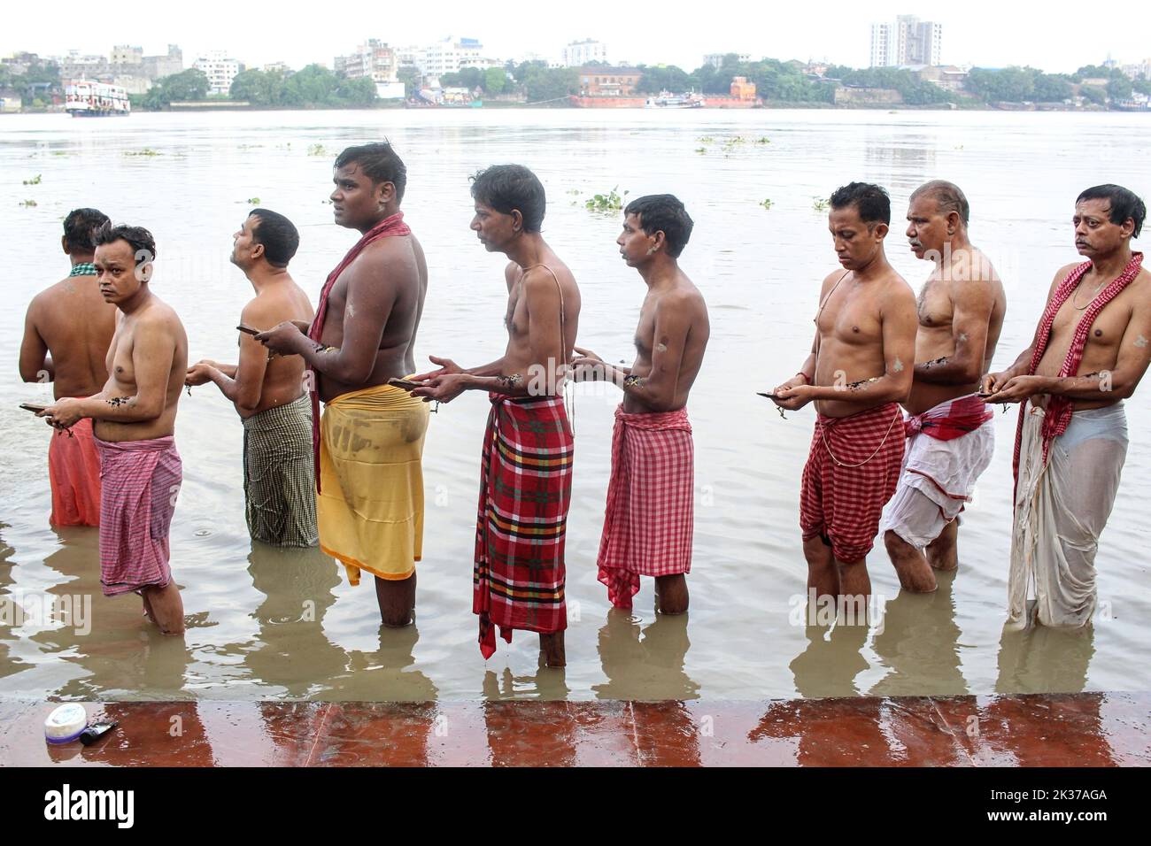 Die Einwohner von Kalkutta führen Tarpana am Fluss Ganga auf. Tarpana ...