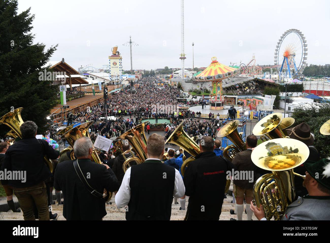 25. September 2022, Bayern, München: Blaskapellen spielen beim Wiesn-Platzkonzert 2022 auf den ...