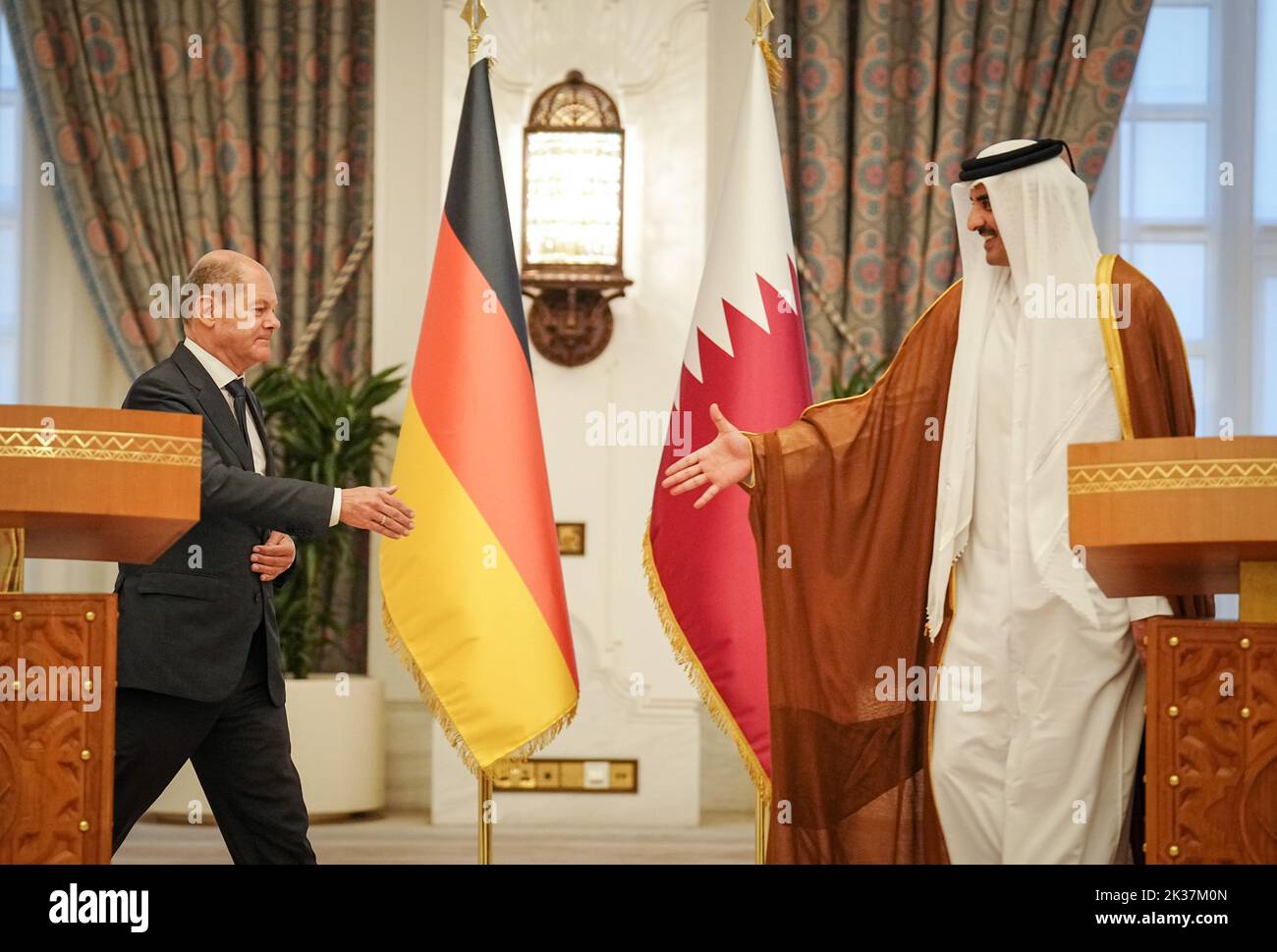 Doha, Katar. 25. September 2022. Bundeskanzler Olaf Scholz (l, SPD) und der Emir von Katar ...