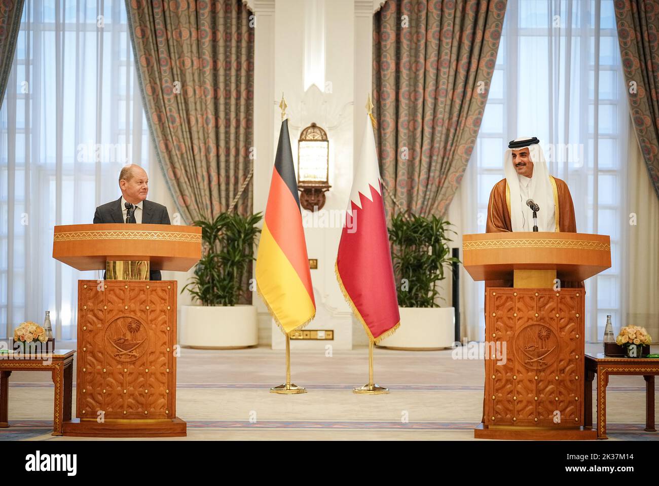 Doha, Katar. 25. September 2022. Bundeskanzler Olaf Scholz (l, SPD) und der Emir von Katar ...