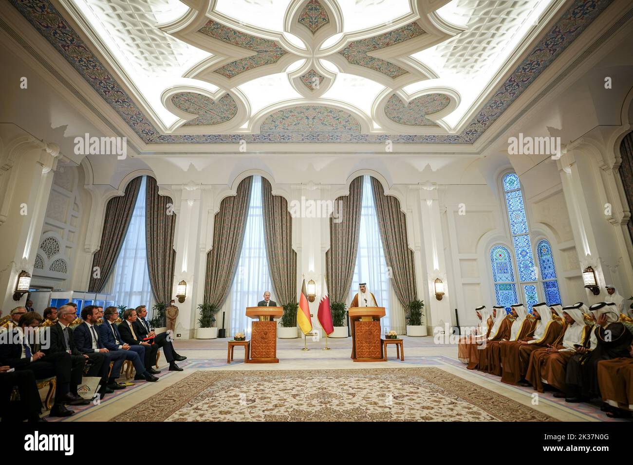Doha, Katar. 25. September 2022. Bundeskanzler Olaf Scholz (l, SPD) und der Emir von Katar ...