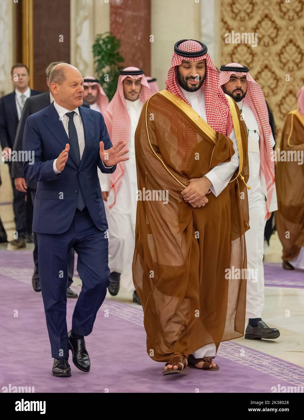 Saudi-Kronprinz Mohammed bin Salman (auch bekannt als MBS) empfängt Bundeskanzler Olaf Scholz ...