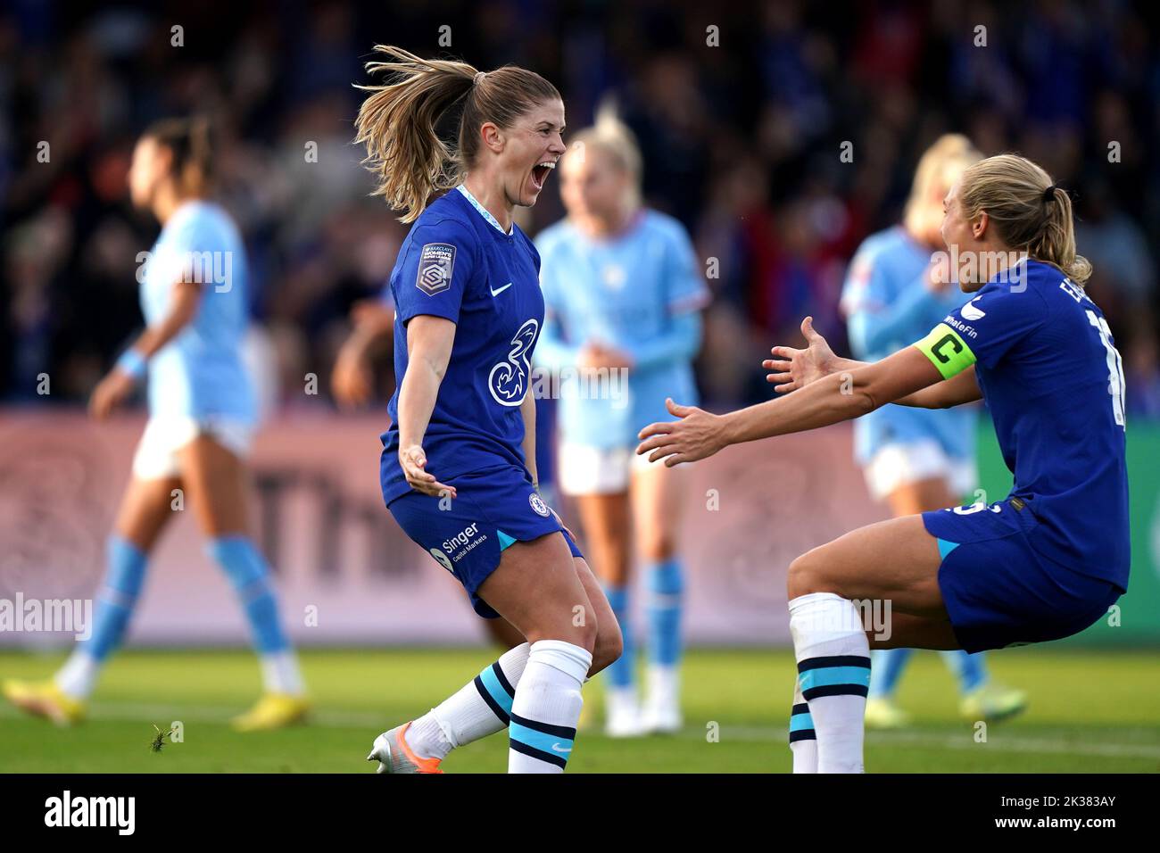 Die Chelsea-Spielerin Maren Mjelde (links) feiert das zweite Tor ihrer ...