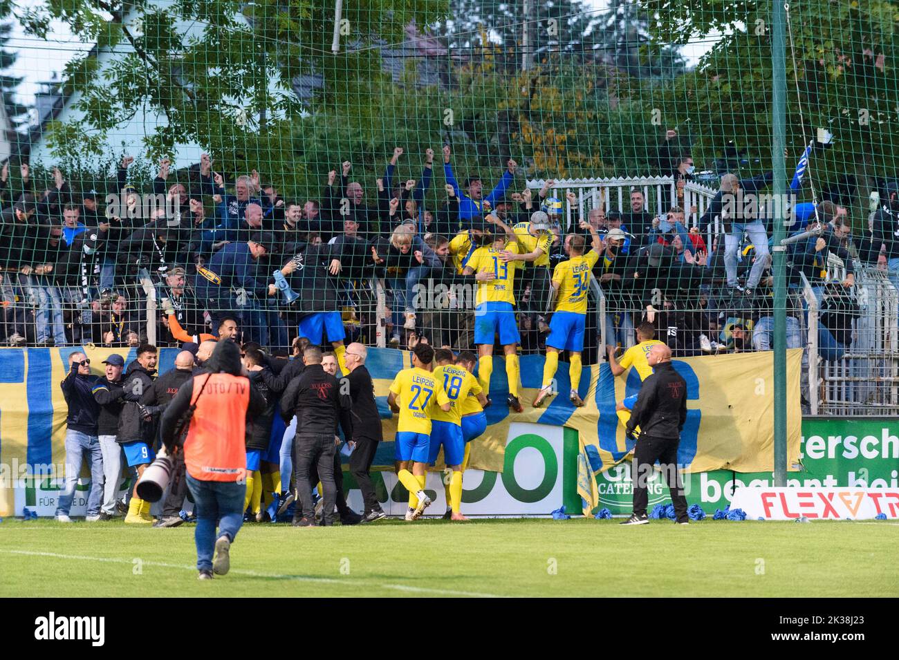 25. September 2022: Die Spieler der Lokomotive Leipzig am Zaun mit ...