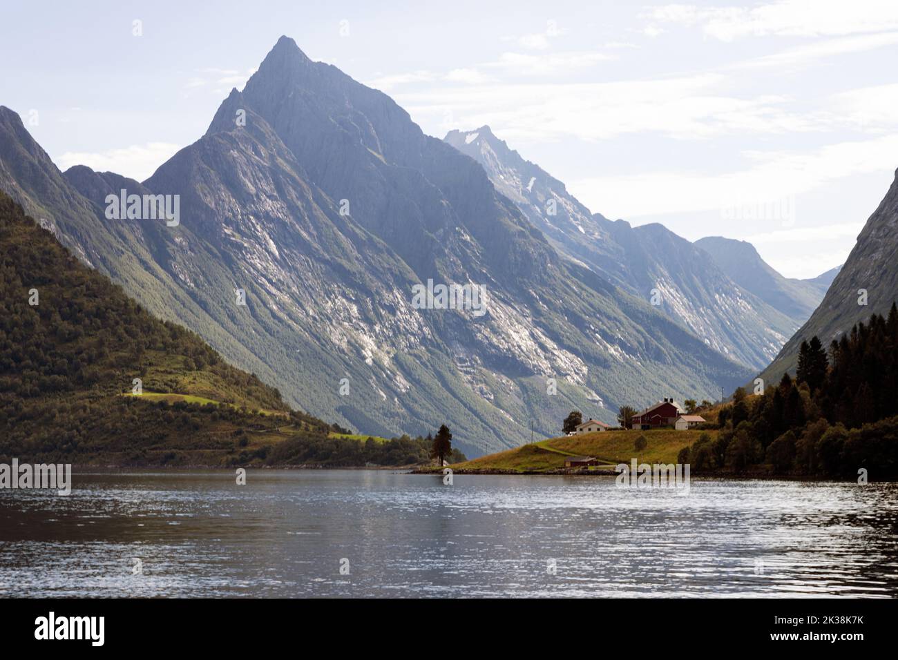 Blick auf Hjørundfjord vom Hafen von Sæbø aus auf den Berg Slogen, der ...
