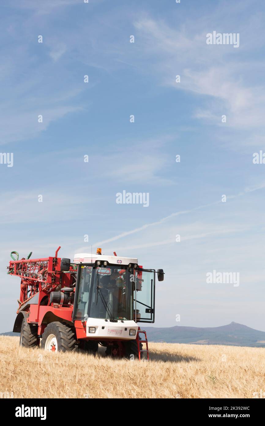 Ein Bateman 4000 Crop Sprayer, der in einem Gerstenfeld im ländlichen ...
