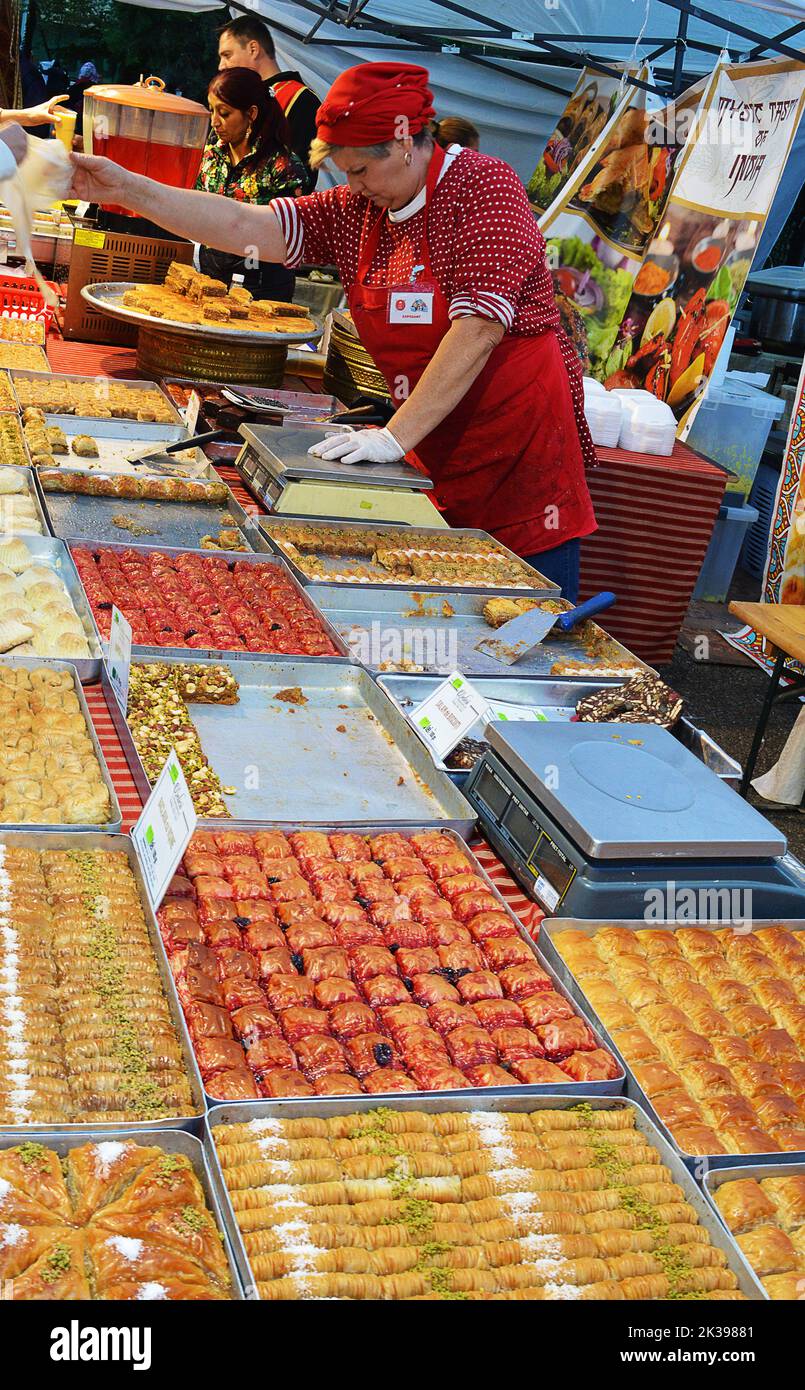 BUKAREST, RUMÄNIEN - 24. SEPTEMBER 2022: Ein Stand, der Baklava und ...