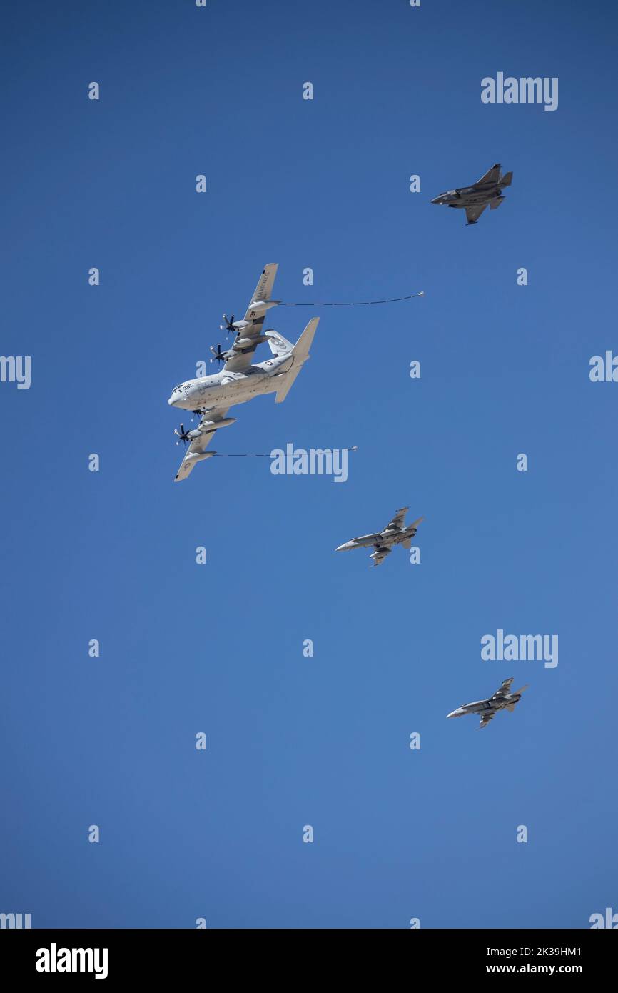 Ein KC-130J Hercules, zwei F/A-18 Hornets und ein F-35B Lightning II fliegen während der Marine ...