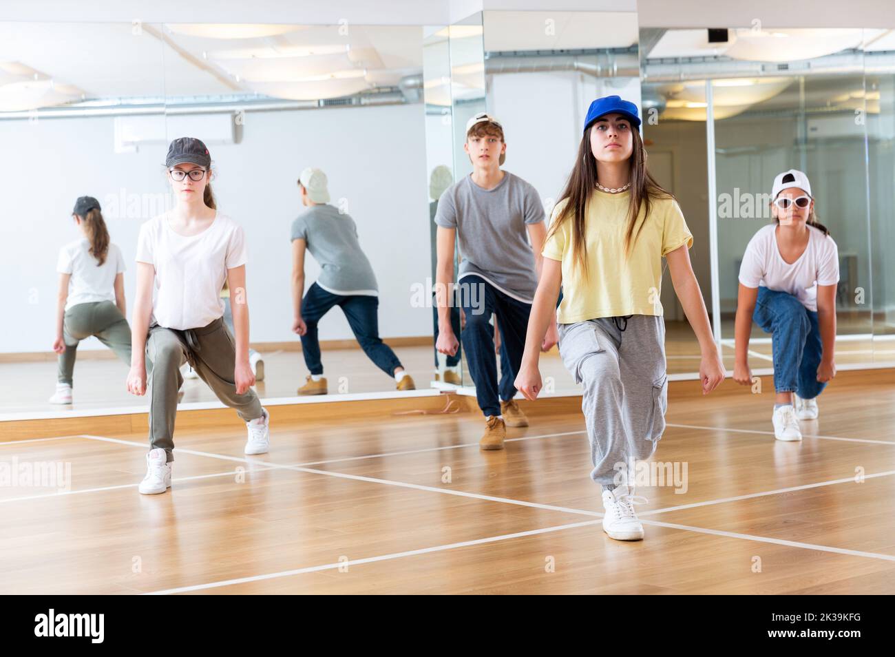 Jugendliche, die Hip-Hop tanzen, tanzen gemeinsam in der Tanzhalle ...