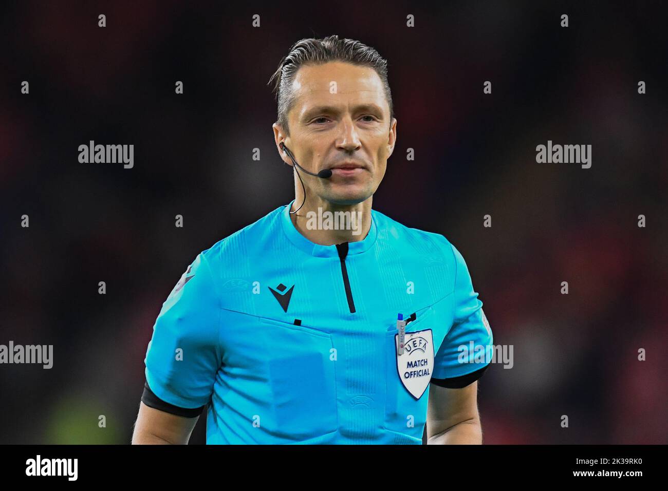 Schiedsrichter Andris Treimanis beim Spiel der UEFA Nations League ...