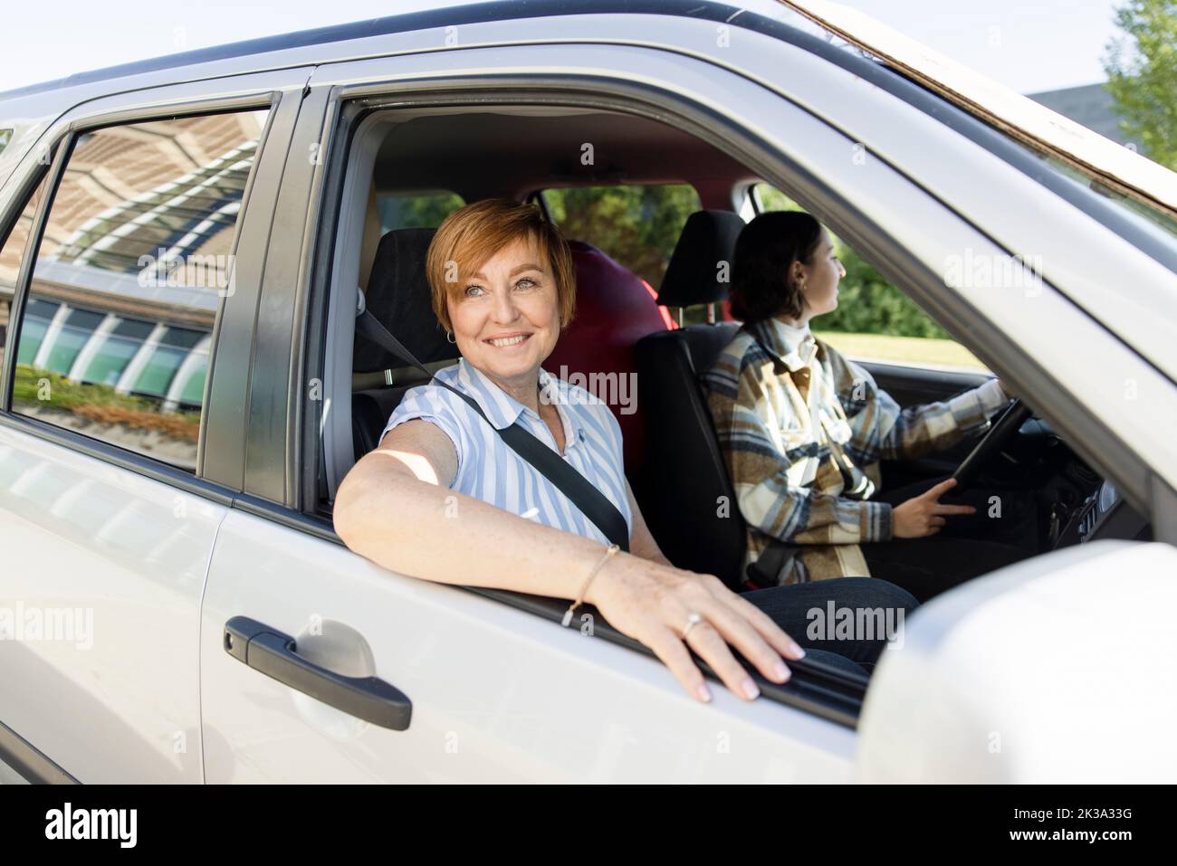 Tochter mit mutter reitet -Fotos und -Bildmaterial in hoher Auflösung ...