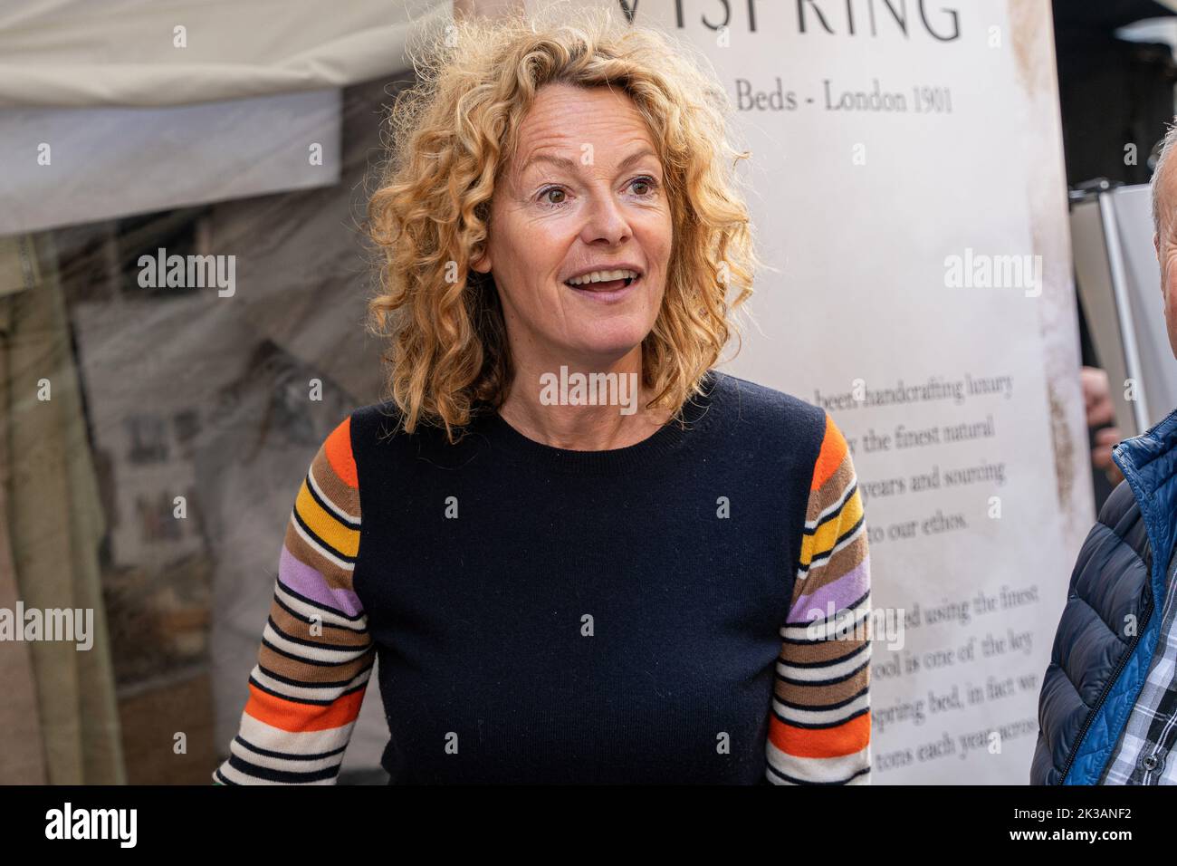 Kate Humble schaut sich die Livree Fair an und spricht mit Standhaltern ...