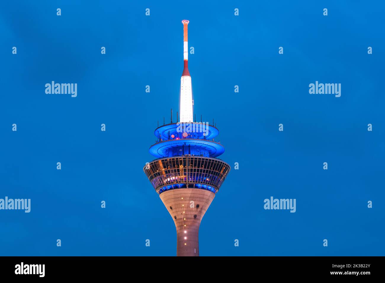 22. Juli 2022, Düsseldorf, Deutschland: Der Rheinturm ist ein berühmtes ...
