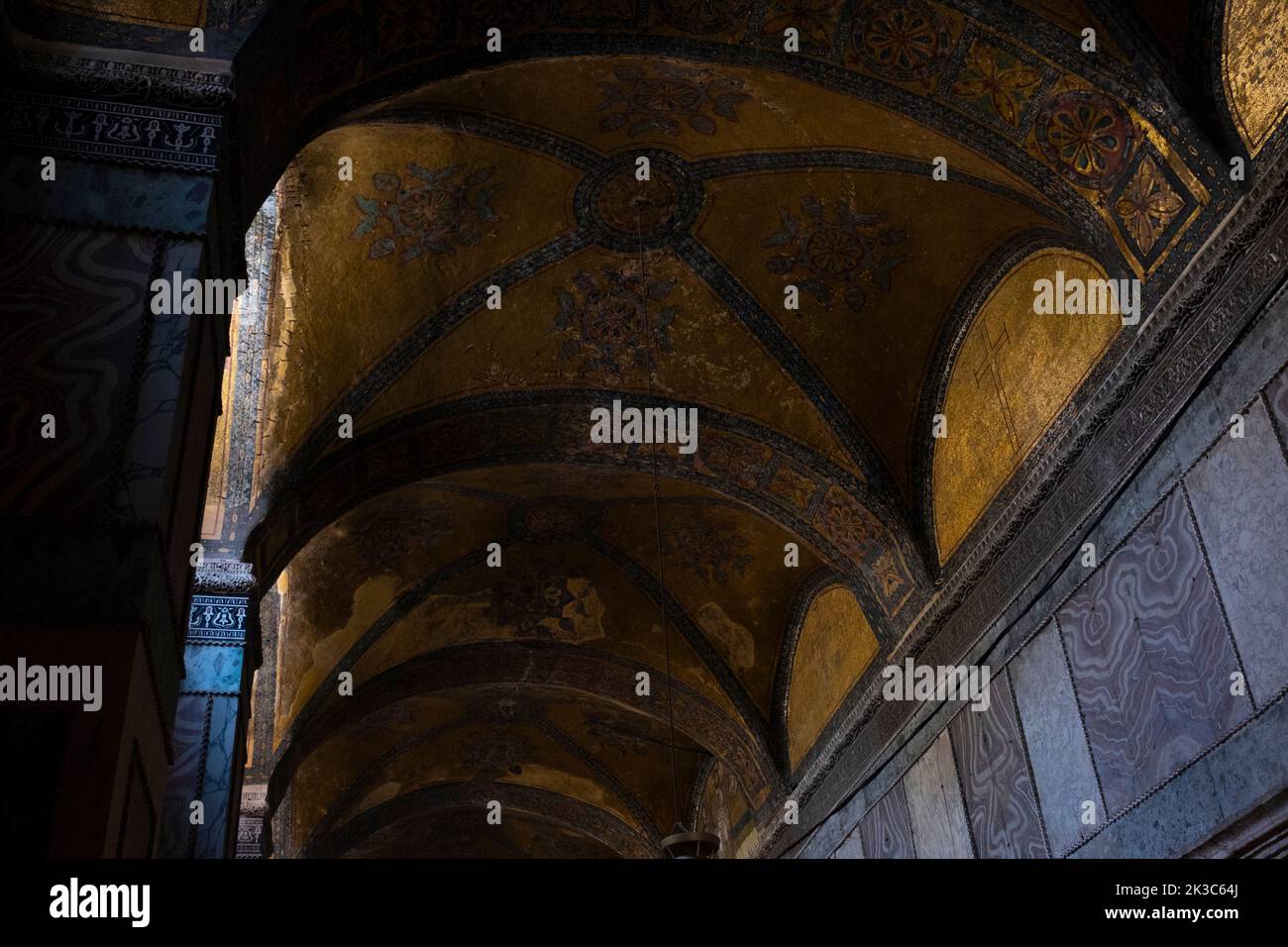 Innenraum der Hagia Sophia Moschee, Details der Hagia Sophia Kuppel mit ...