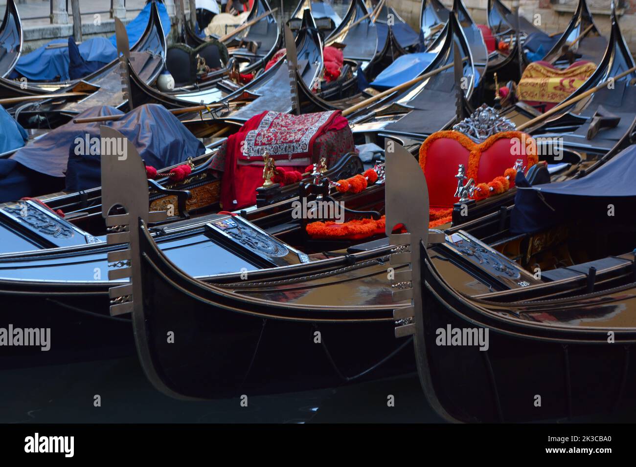 Gondeln auf dem canal grande bei sonnenaufgang in venedig -Fotos und ...