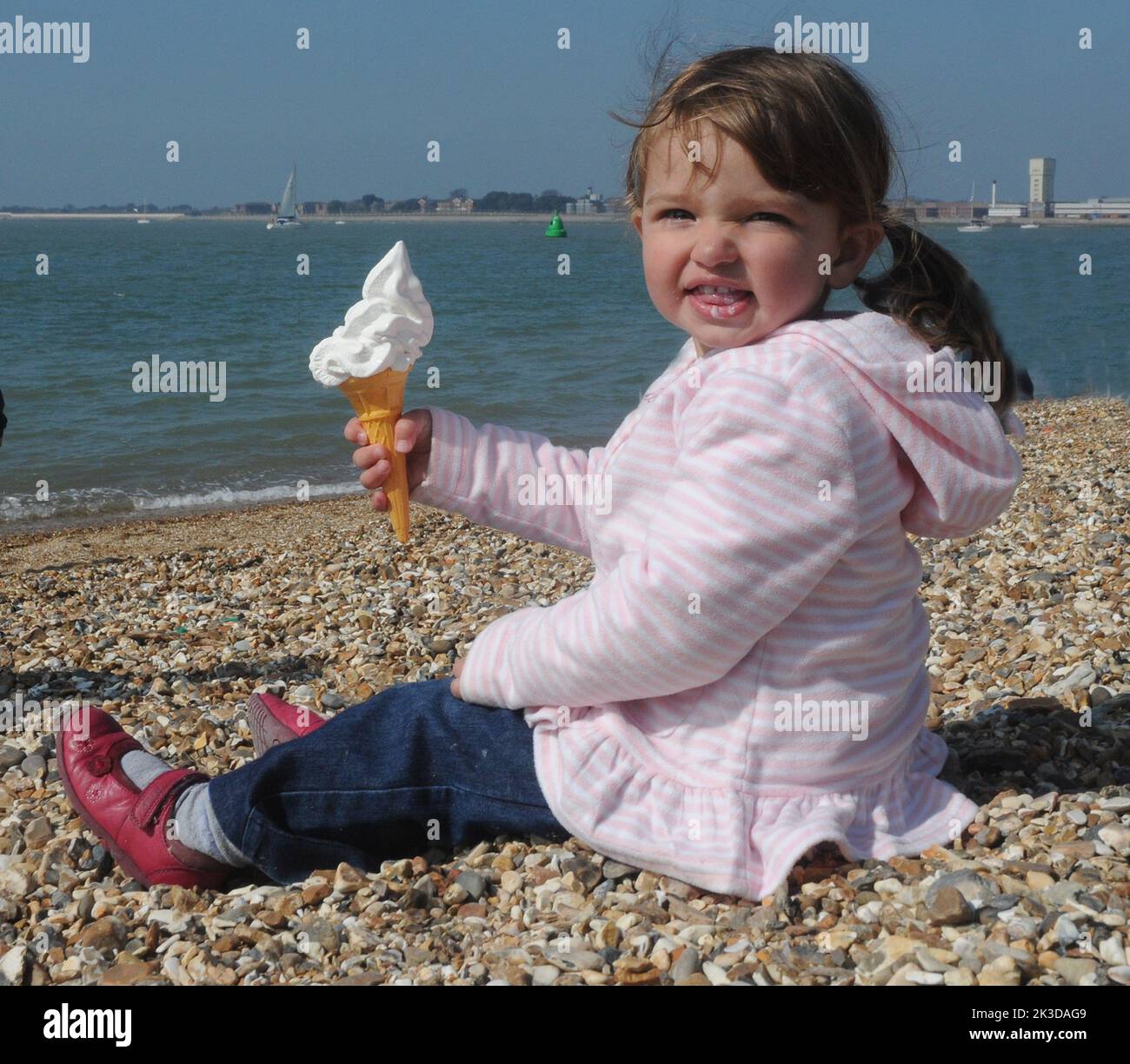 Die 2-jährige Jessie Bee genießt am Ostermontag ein Eis in der Sonne am ...