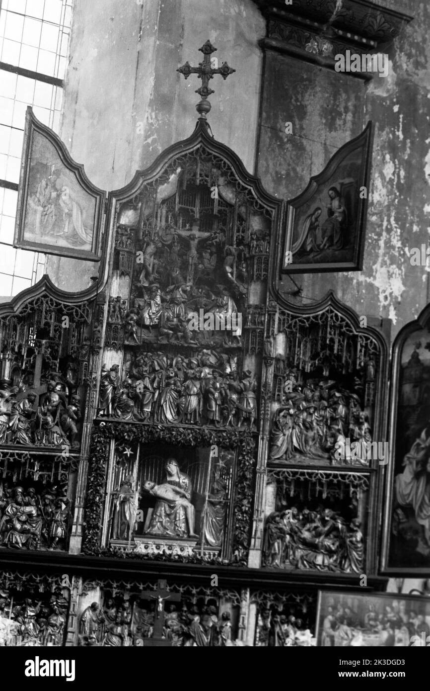 Der Antwerpener Retabel Schmerzhafte Mutter von Heimbach in Sankt Clemens, 1952. Blick auf die ...