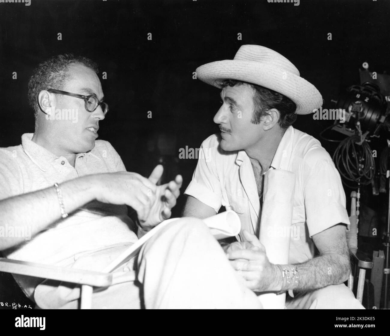 Regisseur JOHN STURGES und GILBERT ROLAND am Set offen beim Filmen VON ...