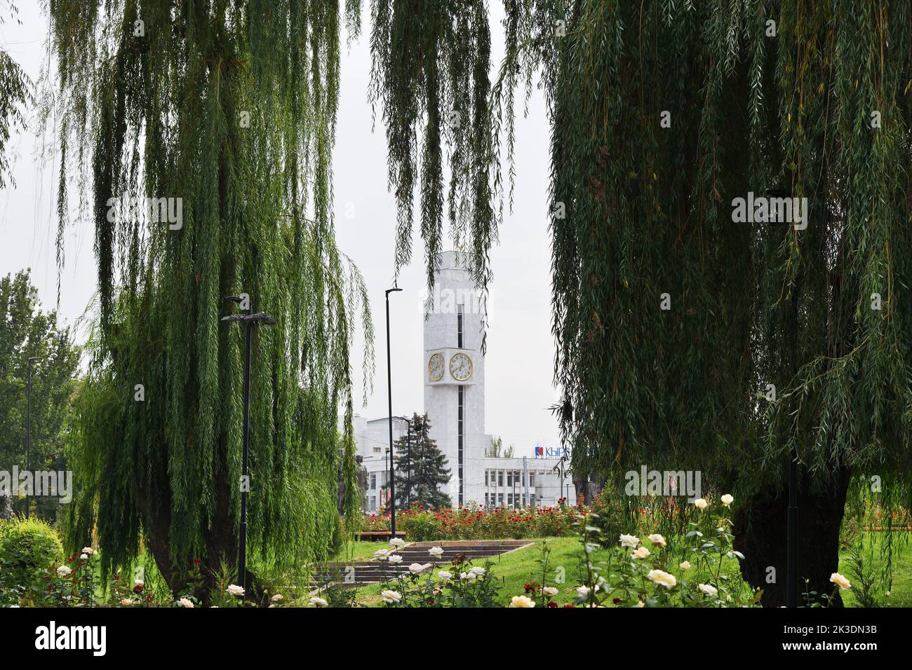 Bischkek, Kirgisistan - 11. September 2022: Eine aus zentralen Parks in ...