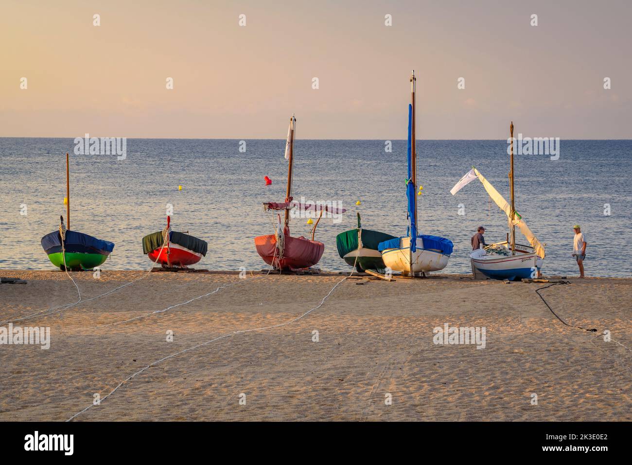 Boote vor dem Mittelmeer am Strand von Sant Pol de Mar, Maresme ...