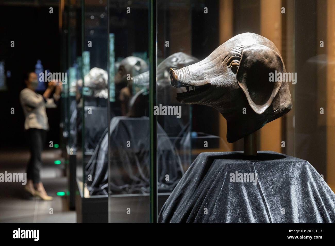 (220926) -- SHANGHAI, 26. September 2022 (Xinhua) -- Ein Besucher ...