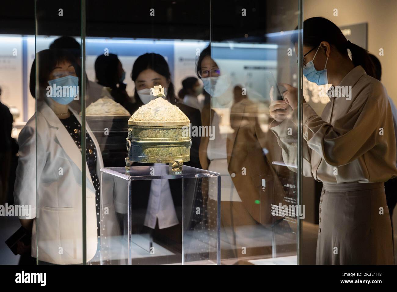 (220926) -- SHANGHAI, 26. September 2022 (Xinhua) -- Besucher sehen ein ...