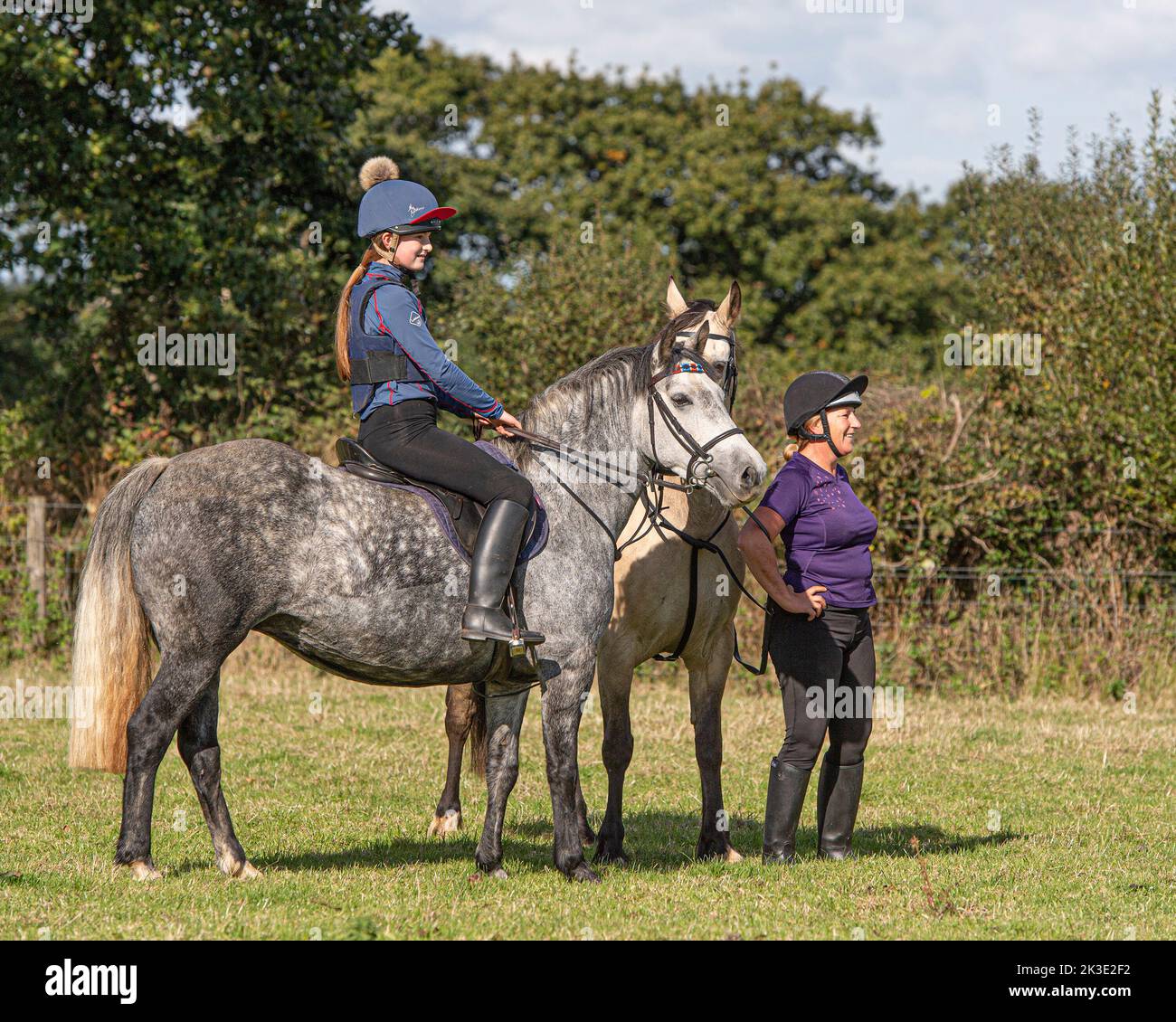 Mother daughter pony girl riding -Fotos und -Bildmaterial in hoher ...