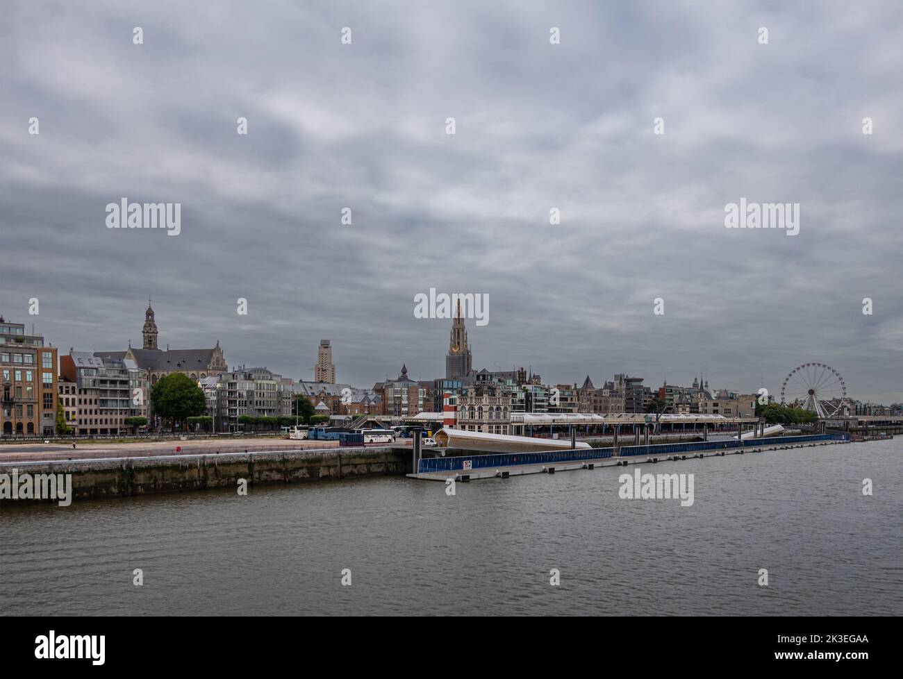 Antwerpen, Flandern, Belgien - 10. Juli 2022: Entlang Der Schelde ...