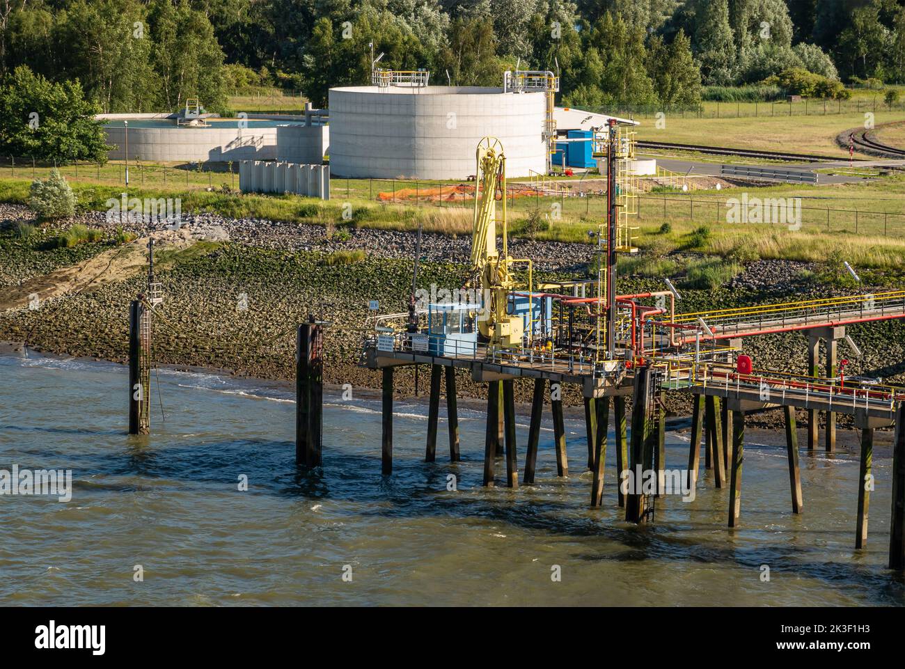 Antwerpen, Flandern, Belgien - 10. Juli 2022: Industrie entlang der Schelde ...