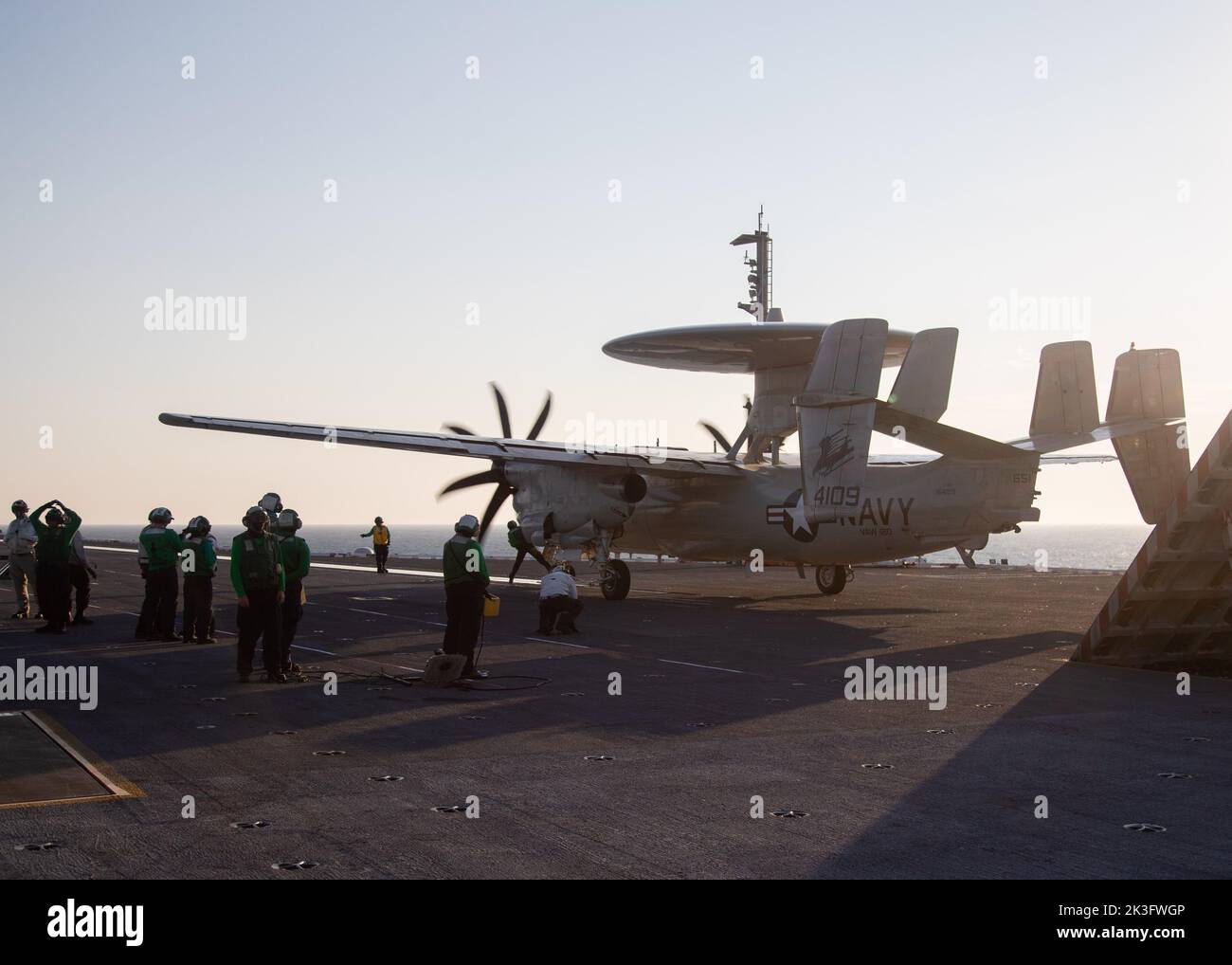 Ein E2-D Hawkeye, der an die „Greyhawks“ der Airborne Command and ...