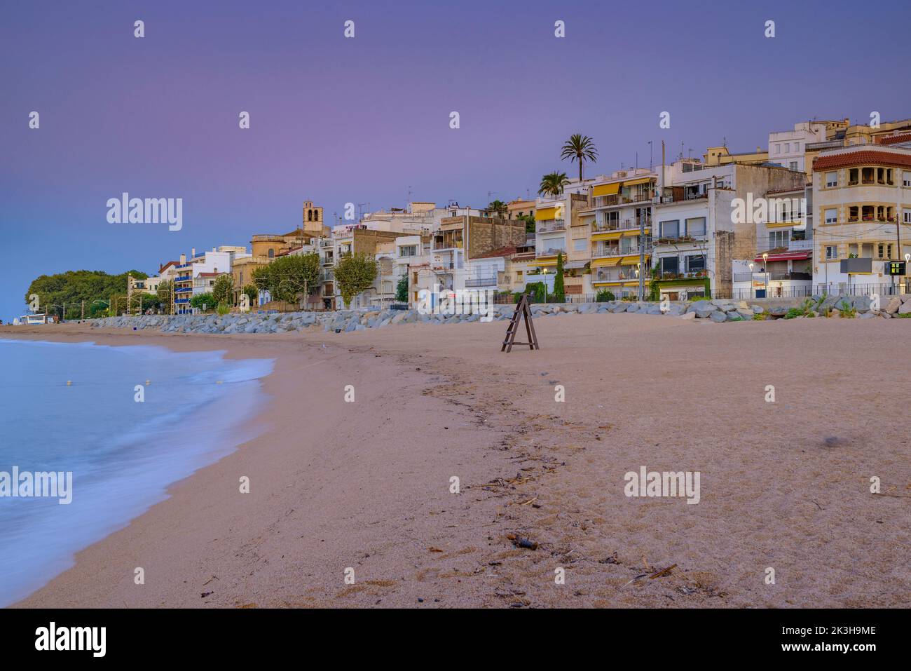 Sonnenaufgang in Sant Pol de Mar mit Booten am Strand (Maresme ...