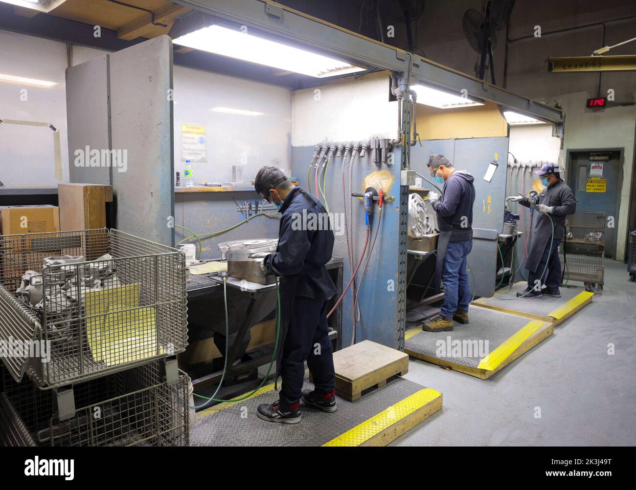 Die Arbeiter fertigen die Ausrüstung bei Mitchell Aerospace, Inc ...