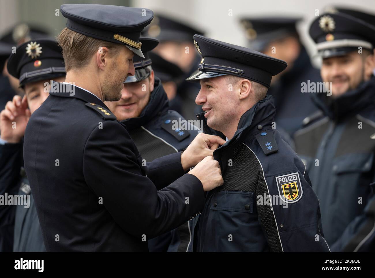 27. September 2022, Hessen, Frankfurt/Main: Polizeidirektor Christian Klein (l) arrangiert die ...