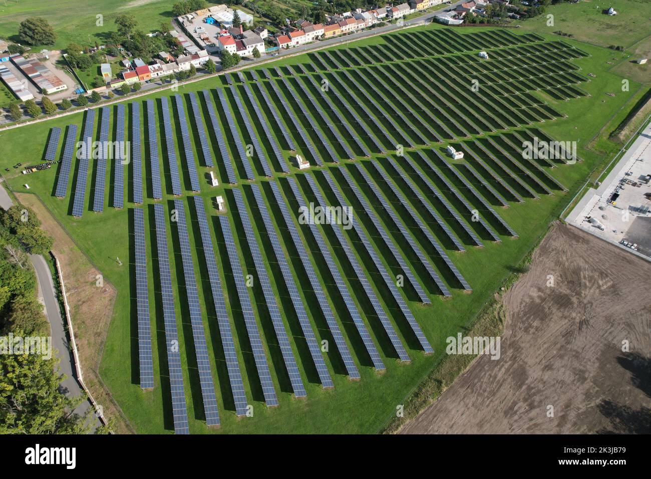 Modernes Solarkraftwerk, Photovoltaik-Paneele grüne Energie ...