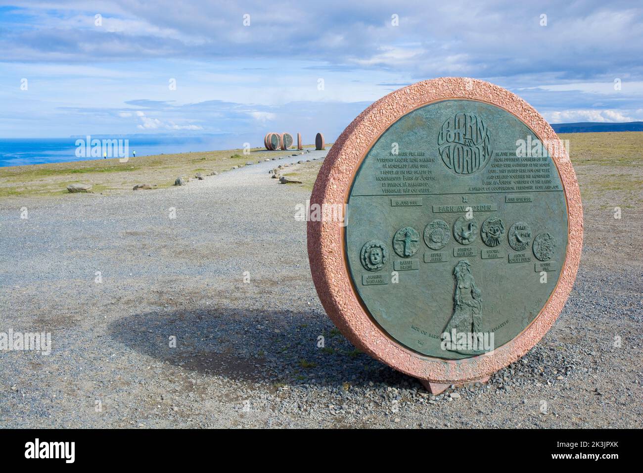 Children of the Earth, Denkmal in Nordkapp von sieben Kindern aus allen ...