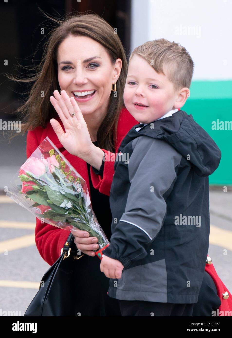 Die Prinzessin von Wales erhält von der vierjährigen Theo Crompton eine ...