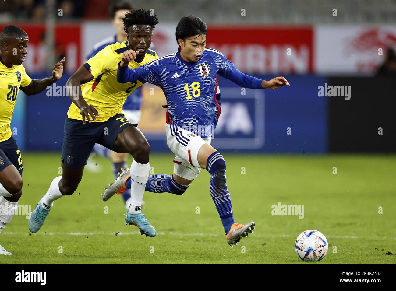 DÜSSELDORF - (lr) Jackson Porozo aus Ecuador, Kaoru Mitoma aus Japan ...