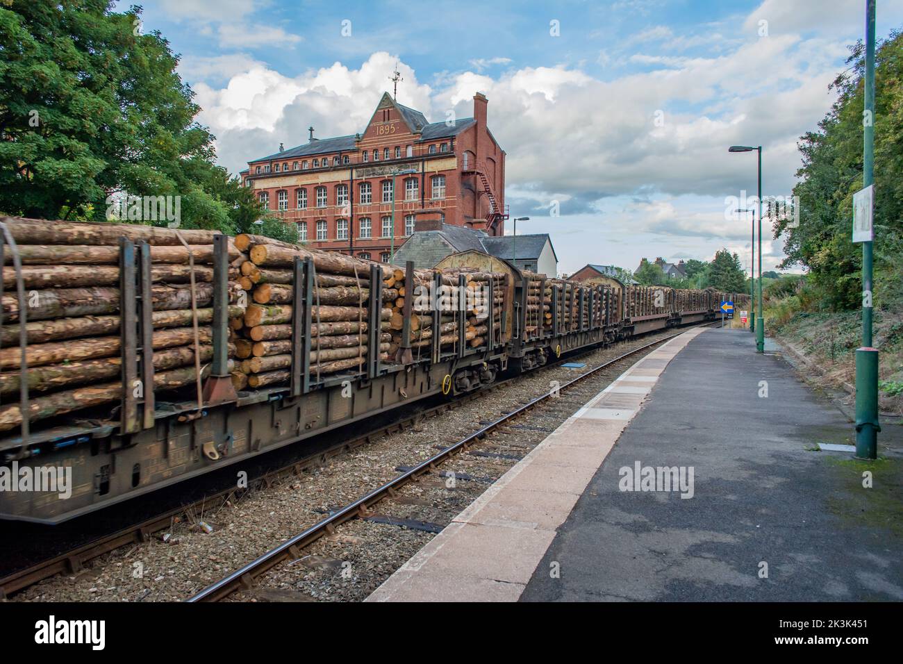 Dies ist der Log-Zug von Aberystwyth nach Kronospan in Chirk. Nach ...