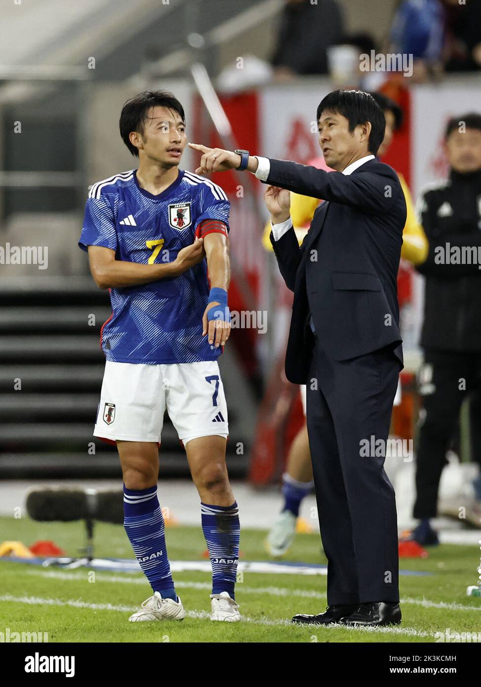 DÜSSELDORF - (lr) Gaku Shibasaki aus Japan, Japan-Coach Hjime Moriyasu während des ...