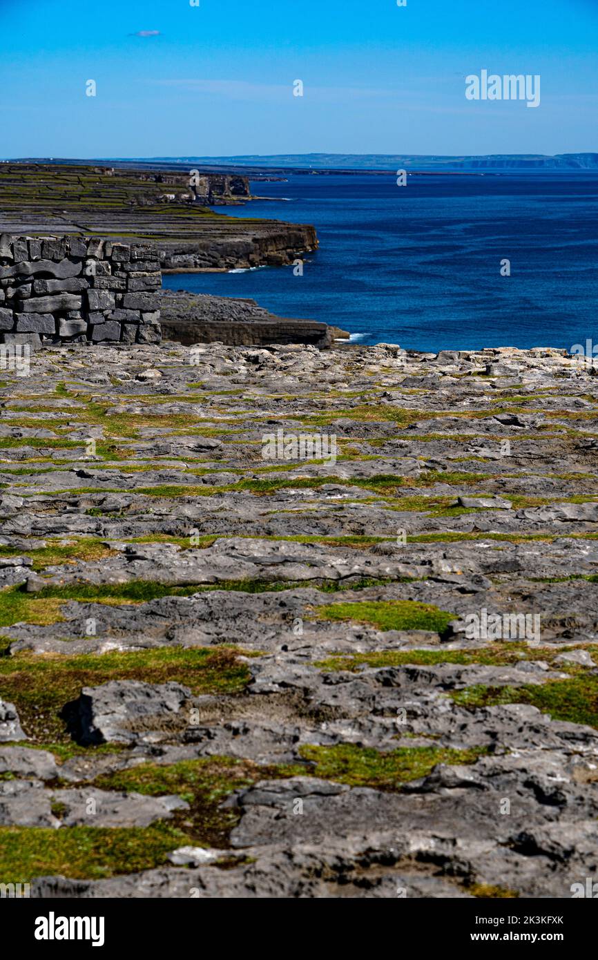 Die alte Festung von Dún Aonghasa oder Dún Aengus, Inishmore, die ...