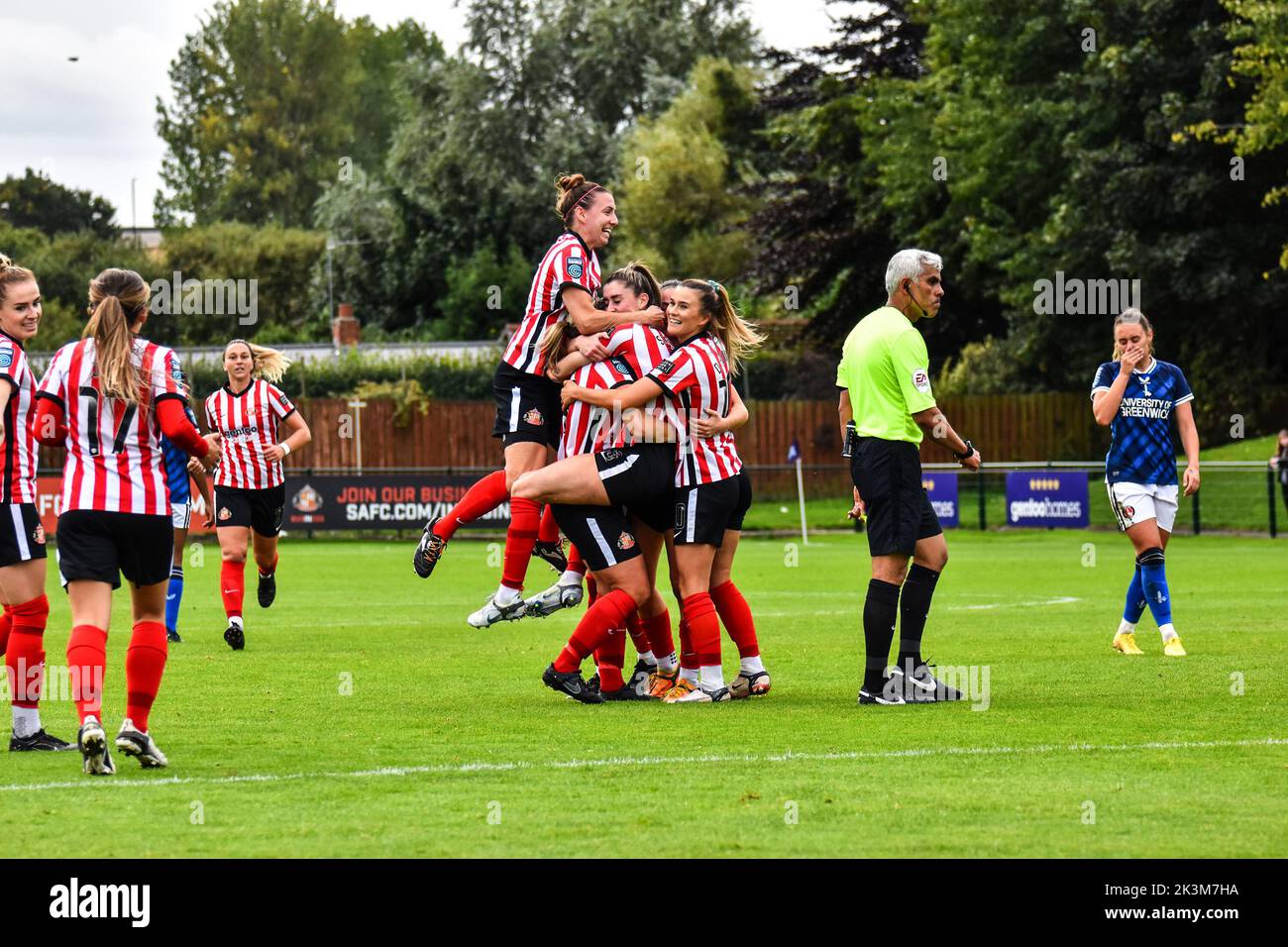 Sunderland Women Forward Emily Scarr (Mitte) wird von ihren ...