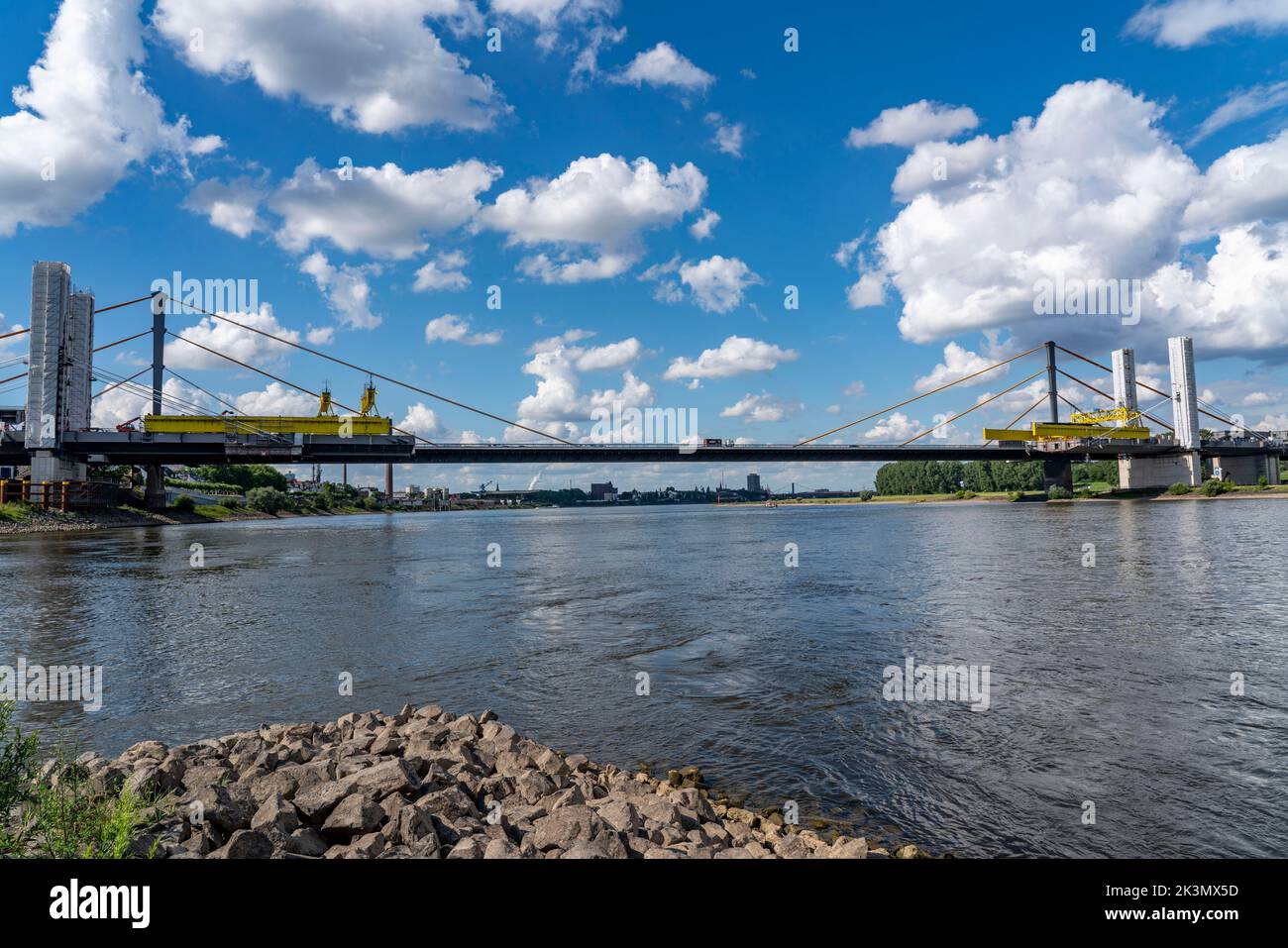 Neubau der Autobahnbrücke Neuenkamp an der A40, über den Rhein bei ...