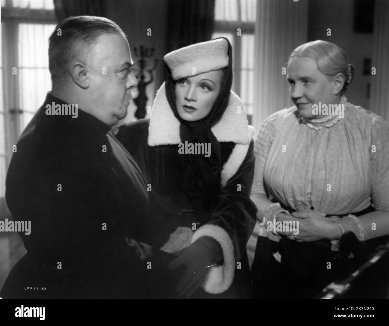 MARLENE DIETRICH in KNIGHT WITHOUT ARMOR / ARMOR 1937 Regisseur JACQUES ...