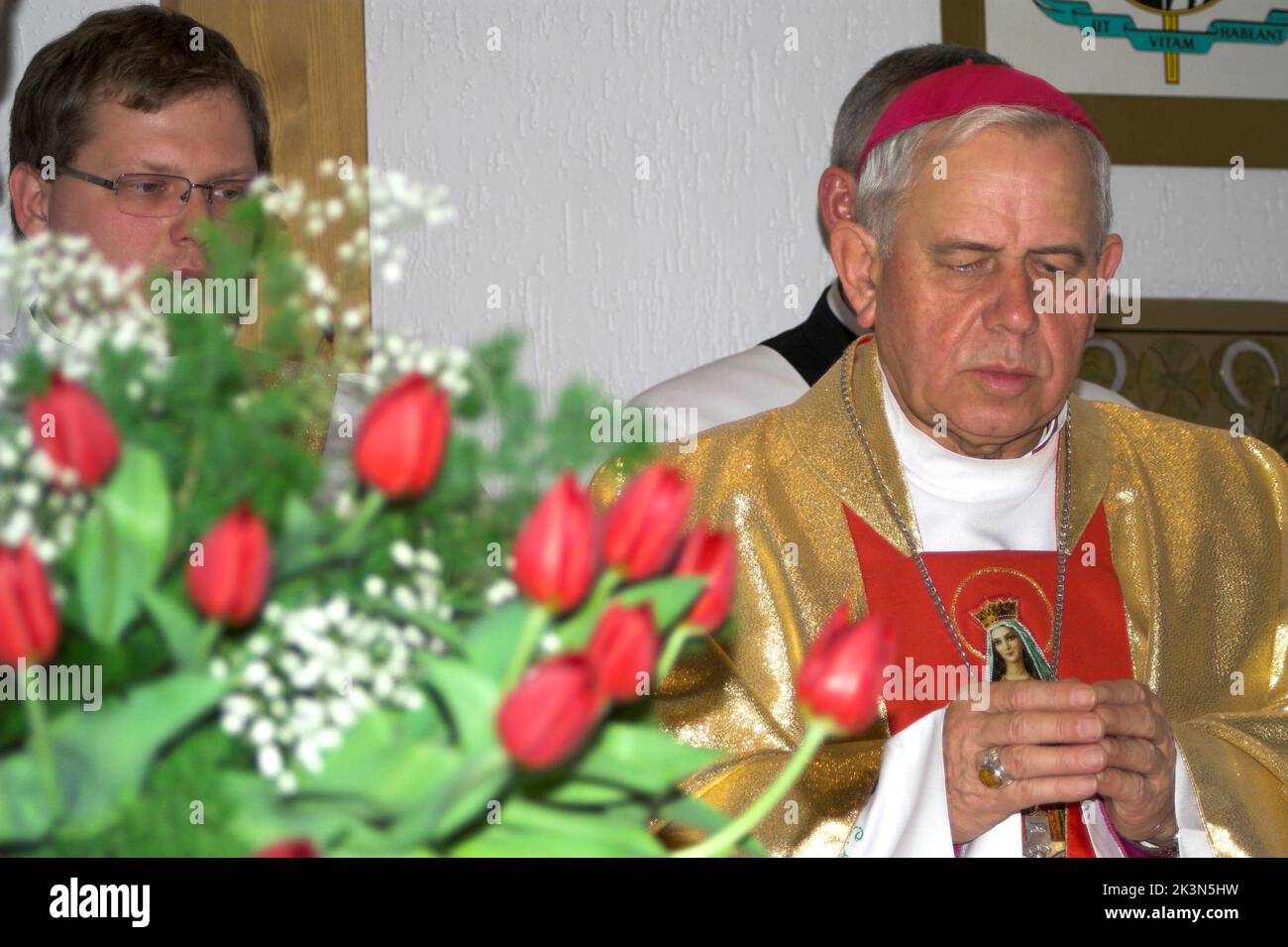 Ostrzeszów, Polen, Polen, Polen, Bischof Stanisław Napierała feiert die Heilige Messe. Bischof ...