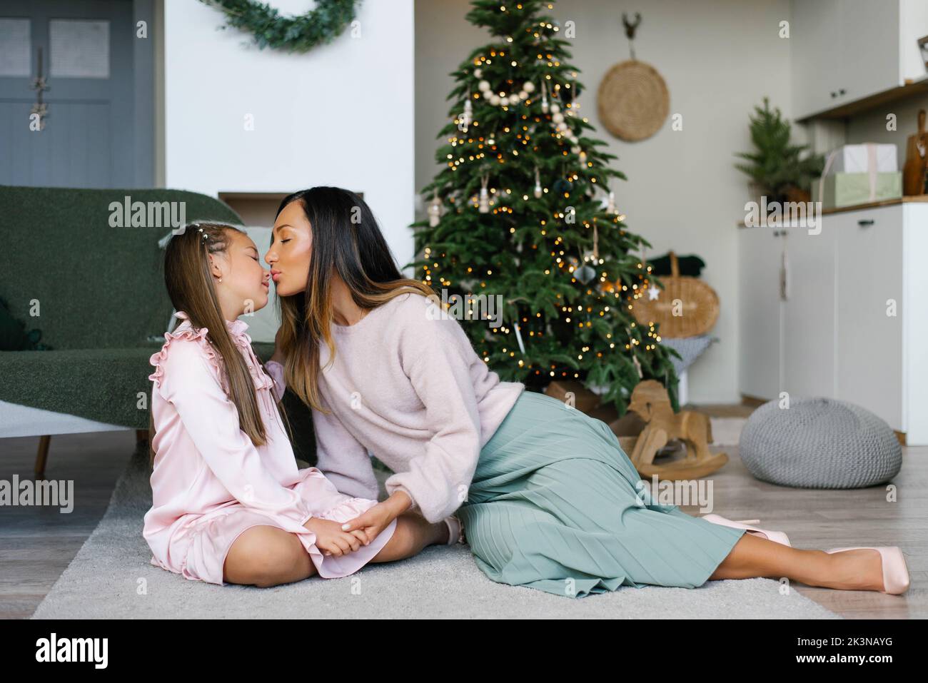 Küsschen mutter tochter -Fotos und -Bildmaterial in hoher Auflösung – Alamy