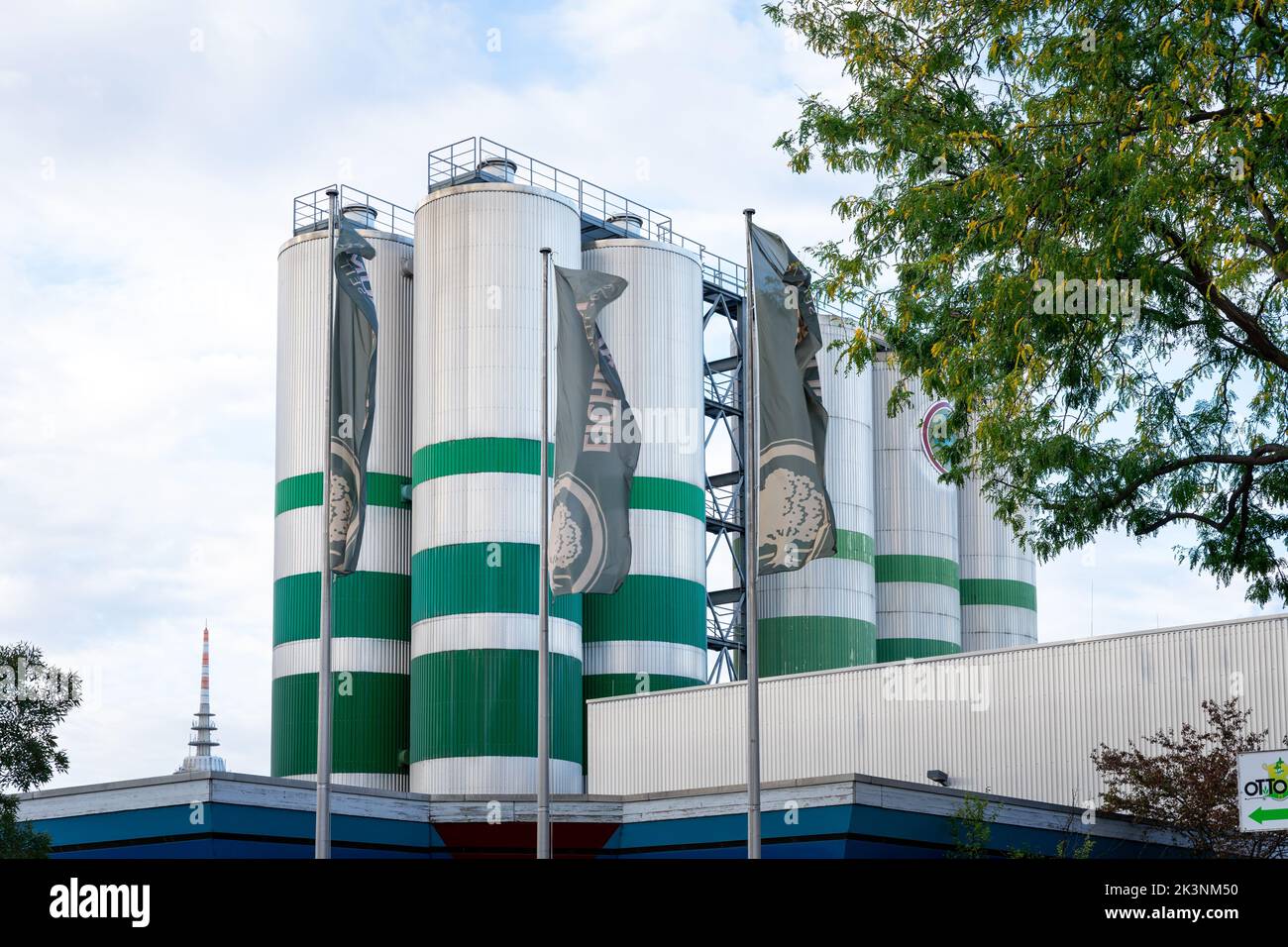 Das Gebäude der Eichbaum Brauerei mit Silos und Flaggen produziert ein ...
