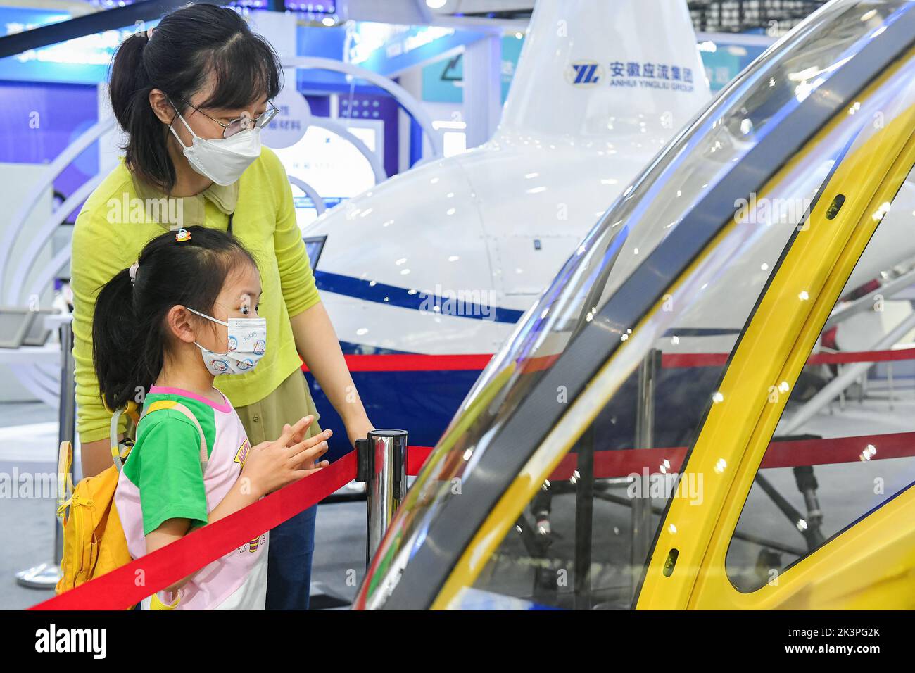 HEFEI, CHINA - 21. SEPTEMBER 2022 - Besucher besuchen den zweisitzigen ...