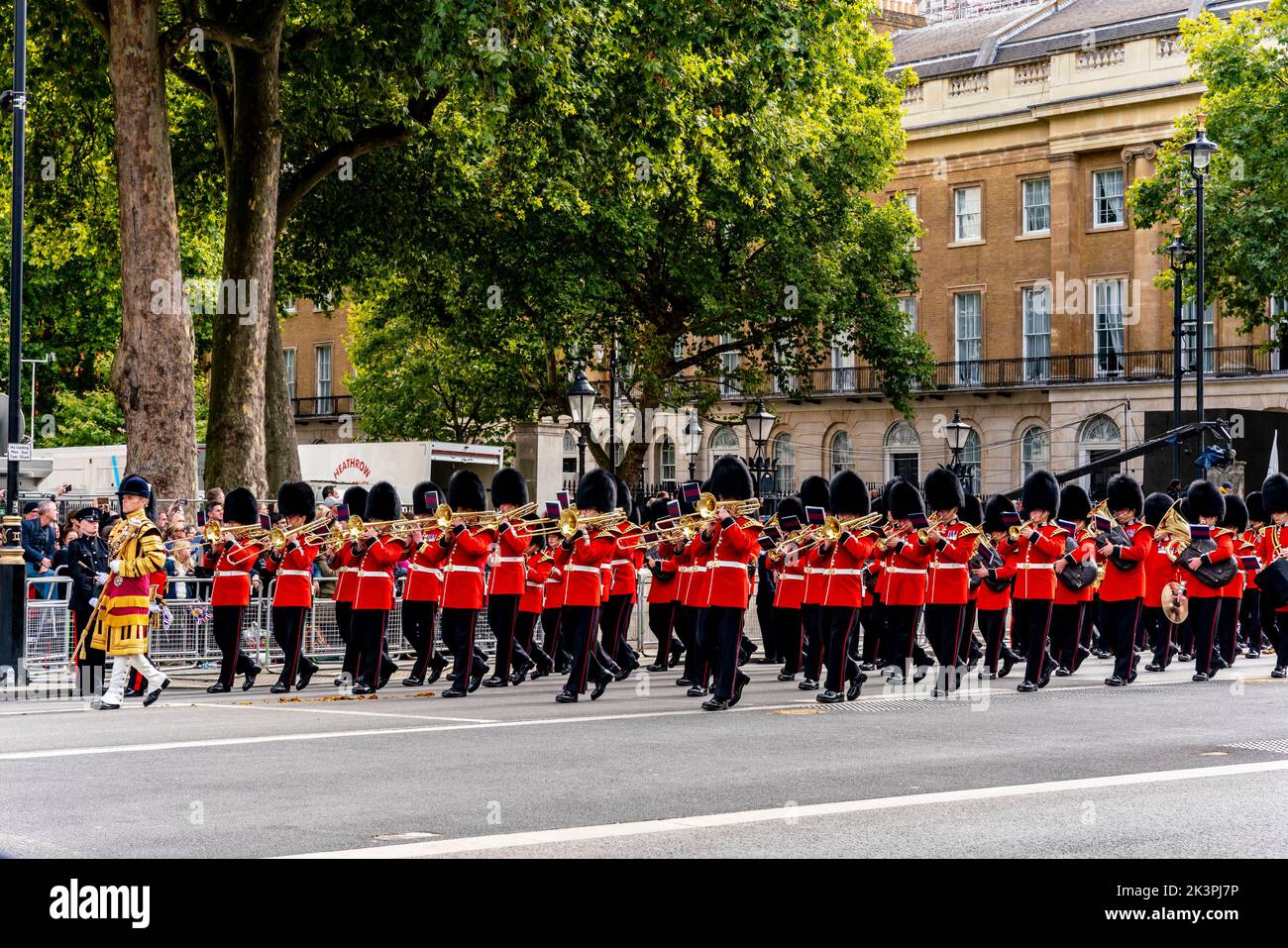 Eine Militärkapelle (Schotten und Coldstream Guards) nimmt an der Queen ...